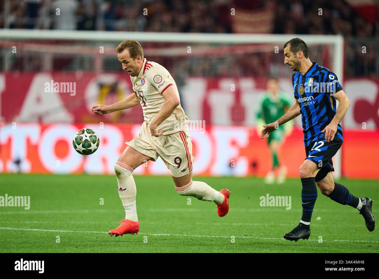 Harry Kane, FCB 9 compete for the ball, tackling, duel, header ...