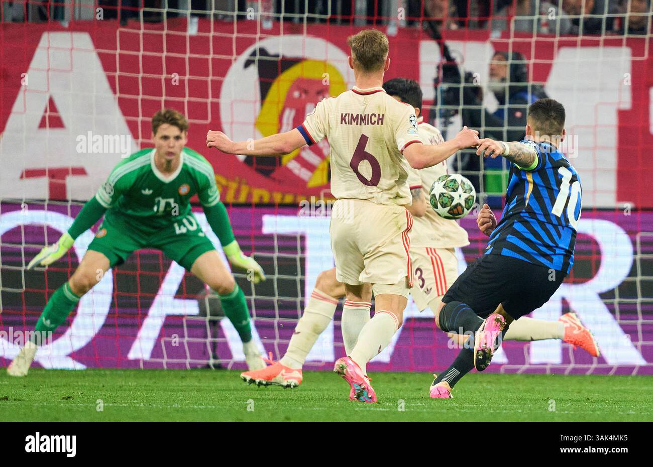 Lautaro Martinez Inter Mailand 10 scores, shoots goal , Tor, Treffer, Torschuss, 0-1 against ...