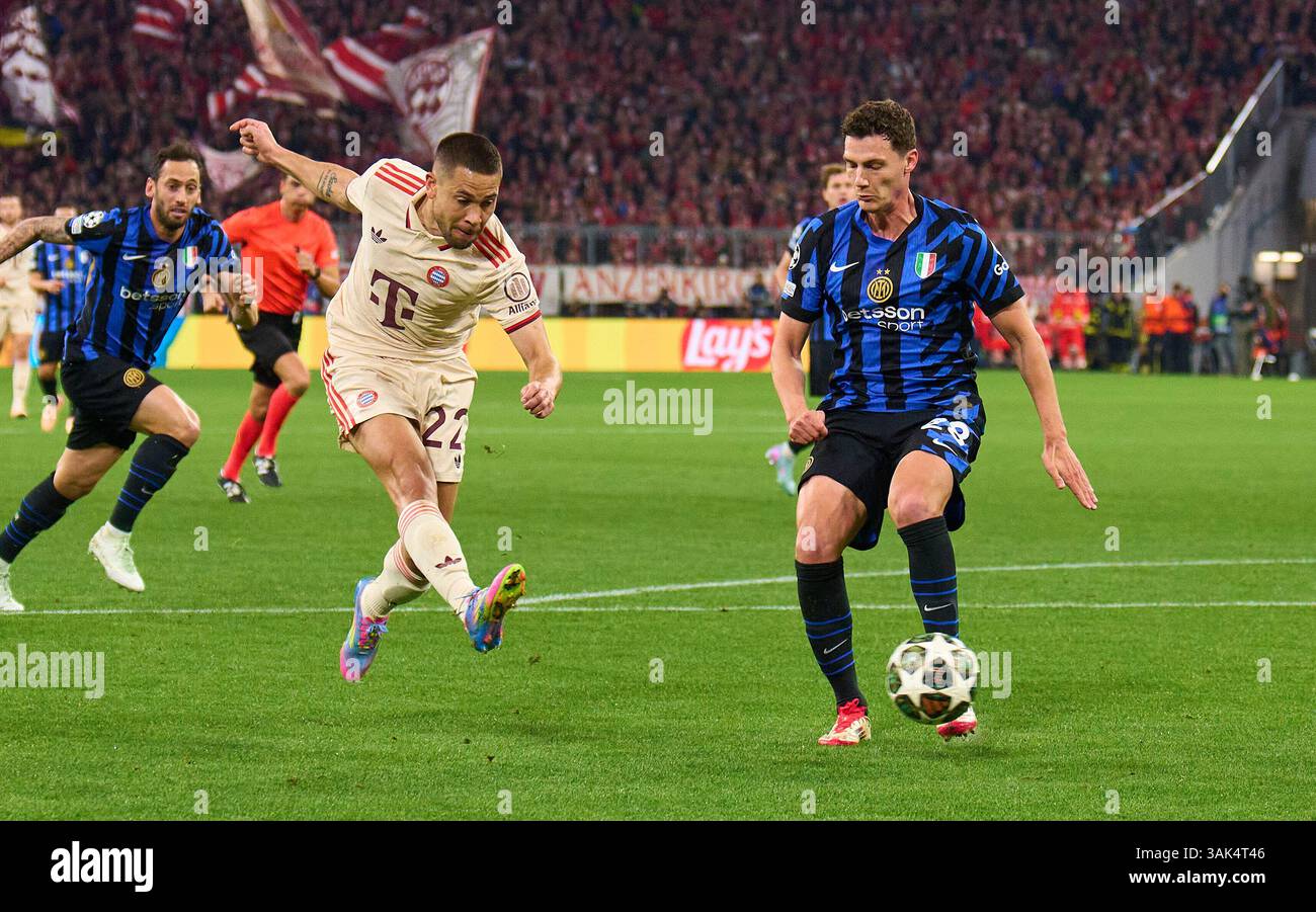 Raphael Guerreiro, FCB 22 compete for the ball, tackling, duel, header ...