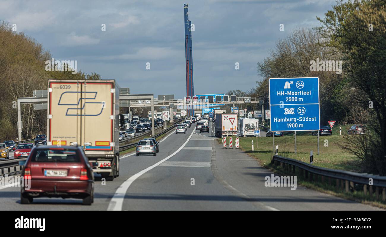 11 April 2025, Hamburg: Cars drive from west to east on the A1 highway ...