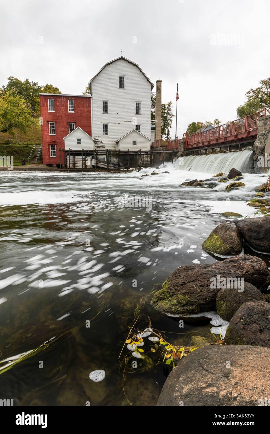 Old mill next dam hi-res stock photography and images - Alamy