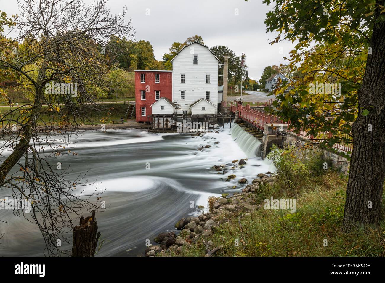 Old mill next dam hi-res stock photography and images - Alamy