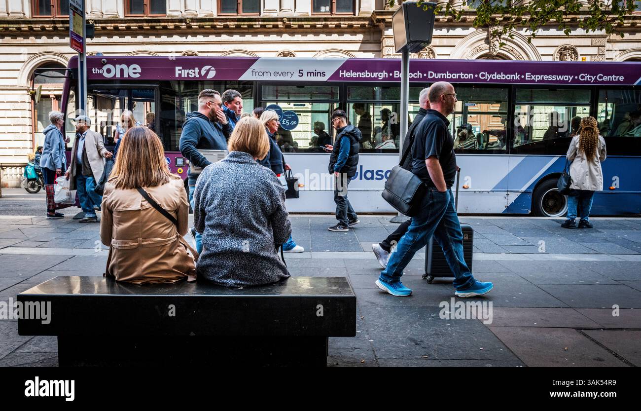 Waiting for a bus in St. Vincent Place, Glasgow, Scotland Stock Photo ...