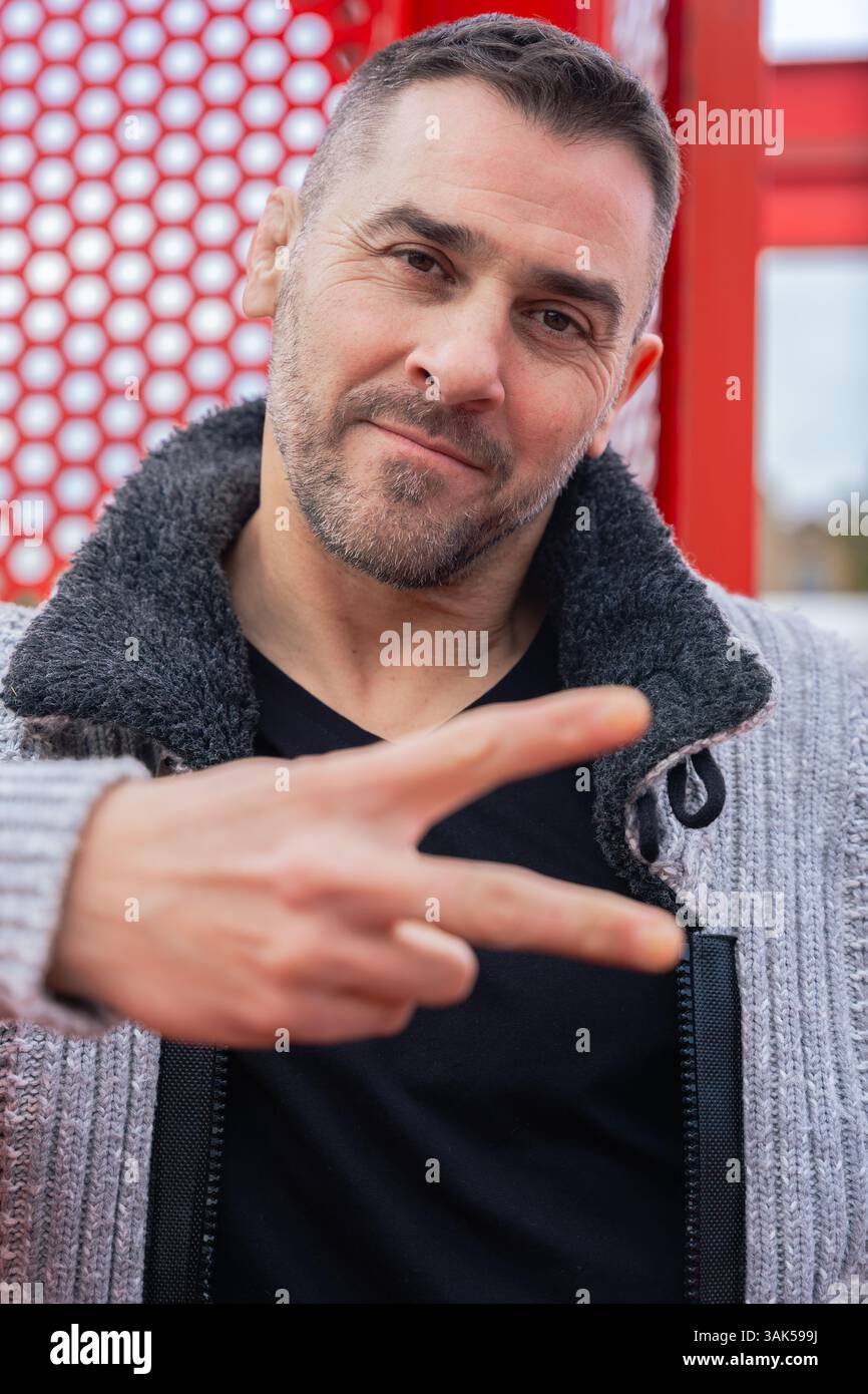 People making a peace sign hi-res stock photography and images - Alamy