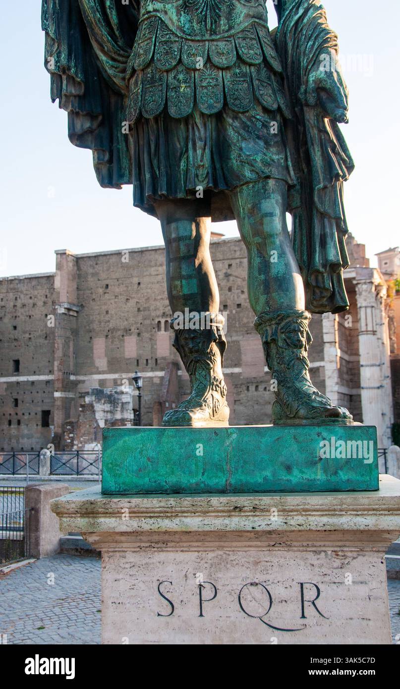 Ancient rome clothing hi-res stock photography and images - Alamy