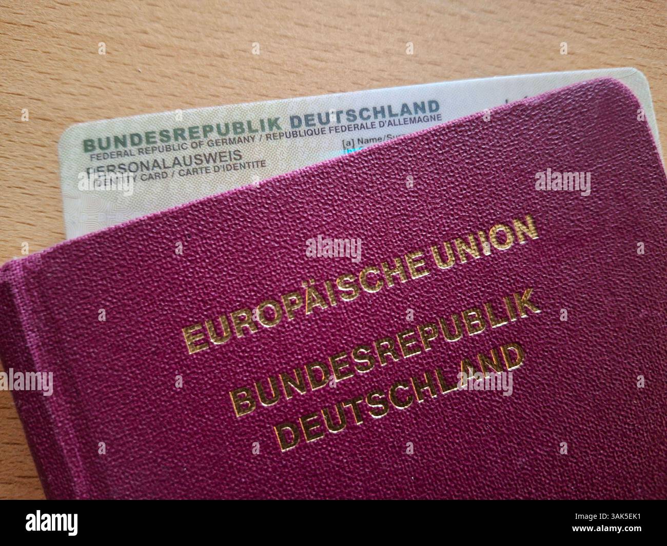 Stockbilder 04/2025 Deutscher Reisepass mit Personalausweis Hamburg ...