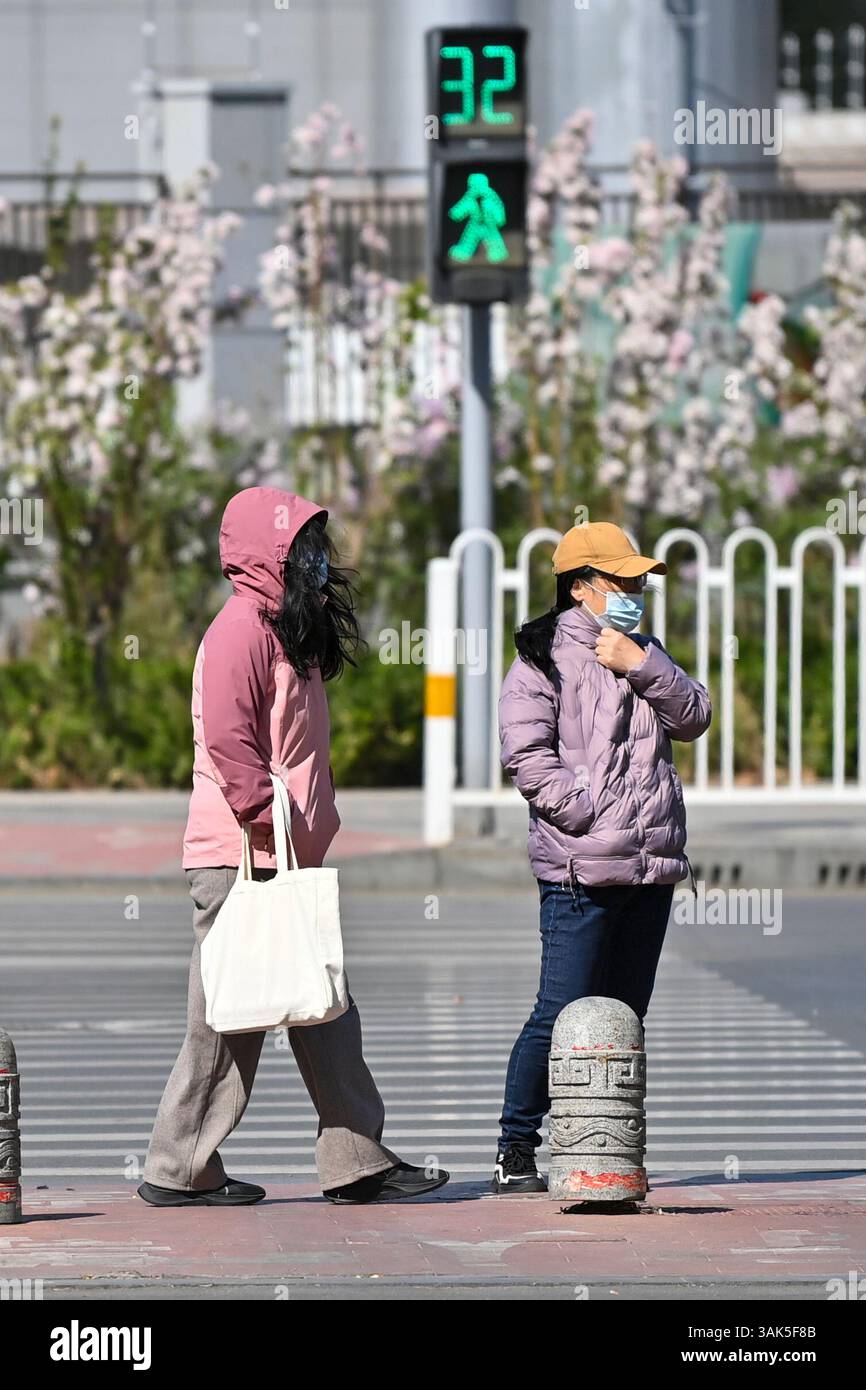 (250412) -- BEIJING, April 12, 2025 (Xinhua) -- Two women walk in ...