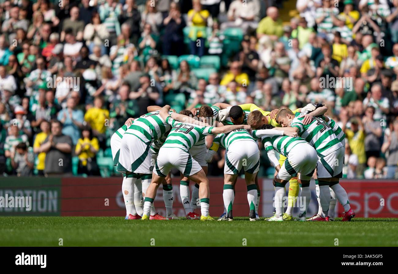 Celtic's players in a huddle before kick off during the William Hill ...