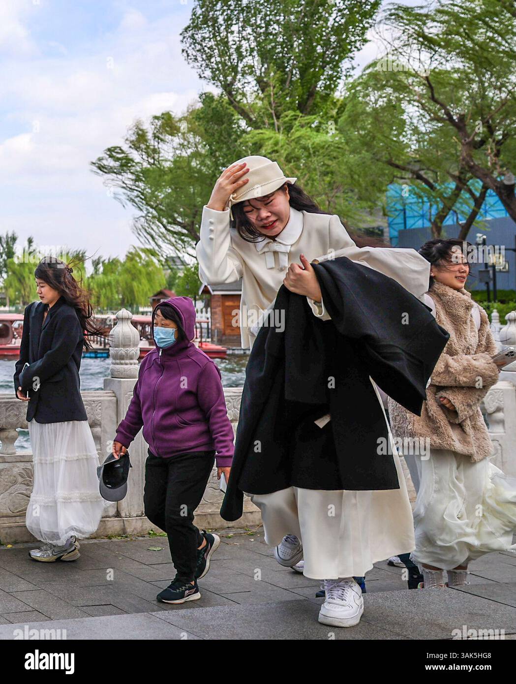 (250412) -- BEIJING, April 12, 2025 (Xinhua) -- People walk at ...
