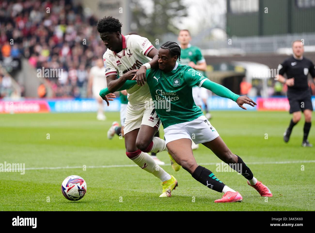 Sheffield United's Jesuran Rak-Sakyi (left) and Plymouth Argyle's ...