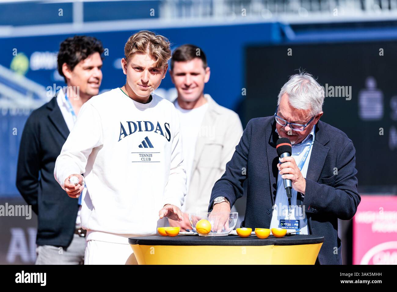 Justin Engel (Deutschland) h?lt als Losfee einen LOTTO Ball hoch BMW Open by Bitpanda M?nchen ...