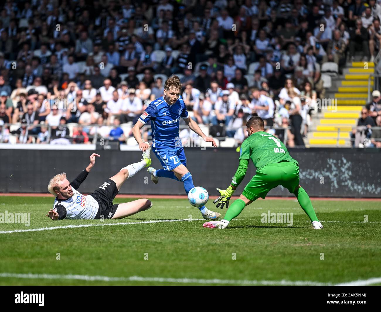 12 April 2025, Baden-Württemberg, Ulm: Soccer: Bundesliga 2, SSV Ulm ...