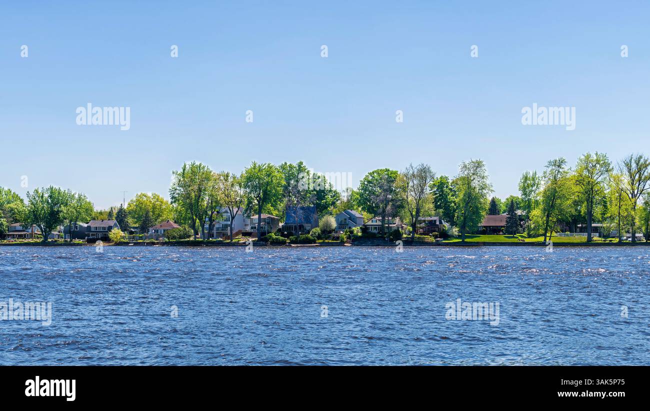 Riverfront homes hi-res stock photography and images - Alamy