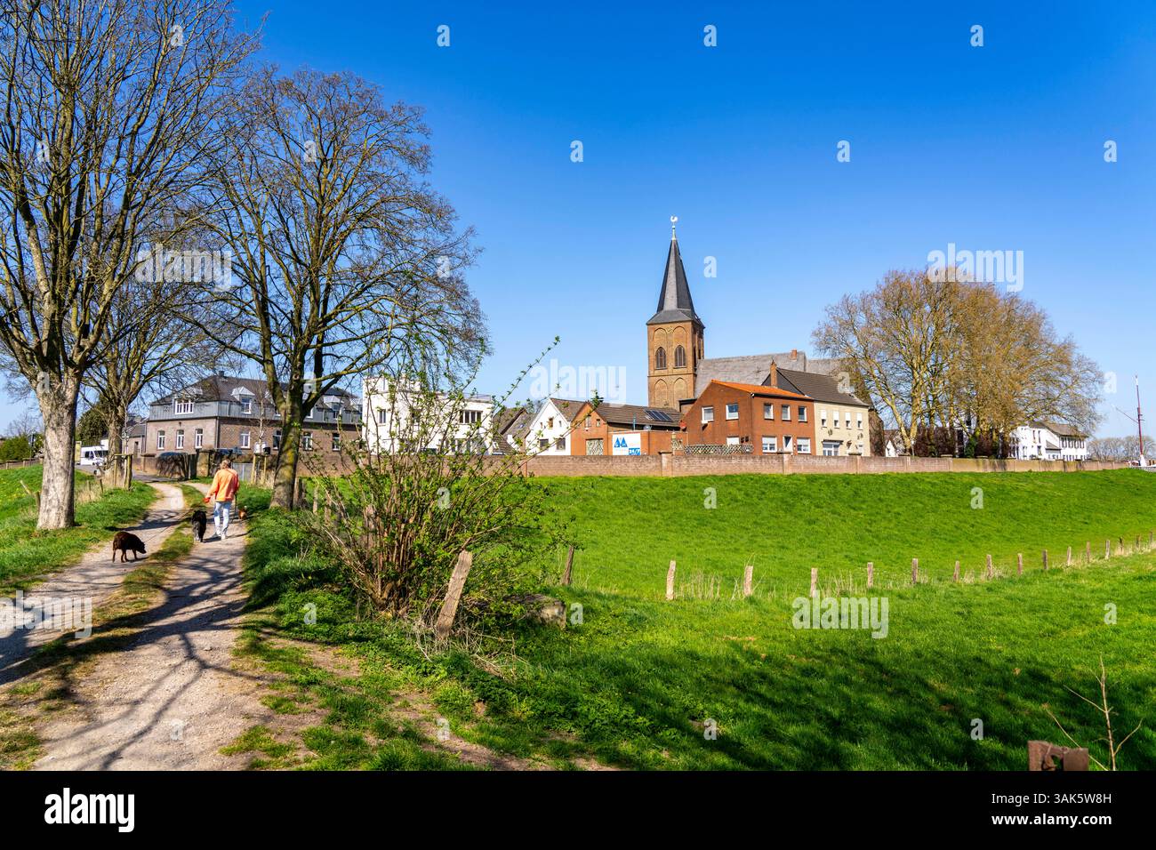 Der Ort Grieth am Niederrhein, gehört zu Kalkar, Hansestadt, Weg in den ...