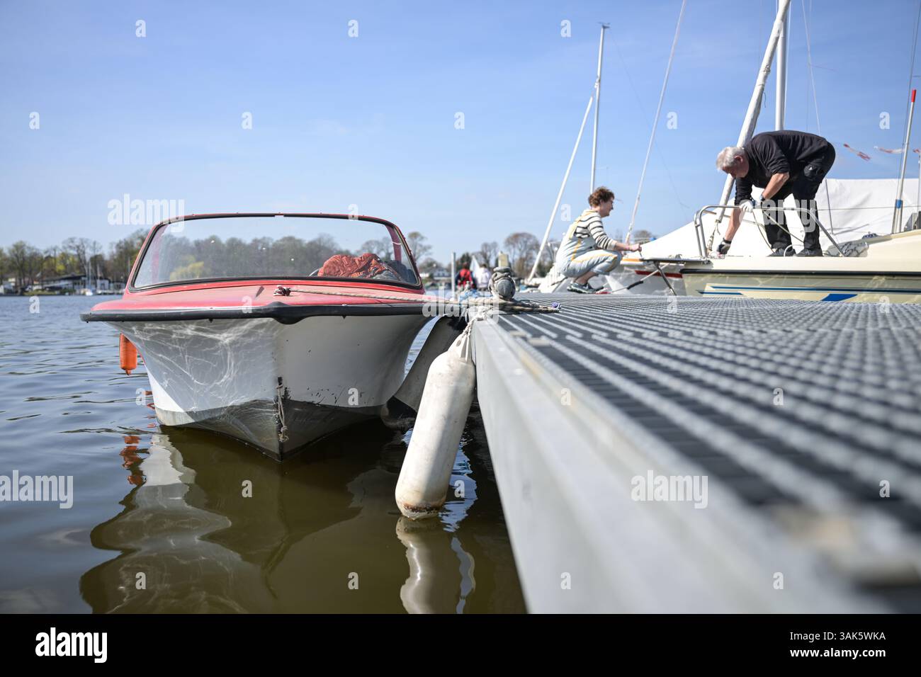 Zeuthen, Germany. 12th Apr, 2025. People untie the lines from a boat ...