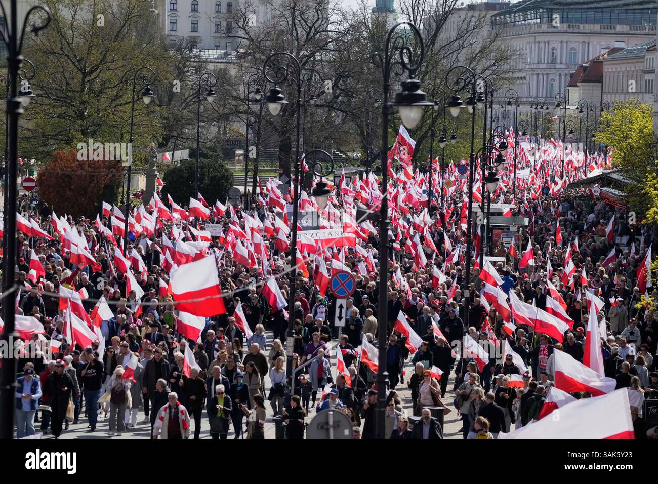 Poles take party in a patriotic demonstration celebrating 1,000 years ...