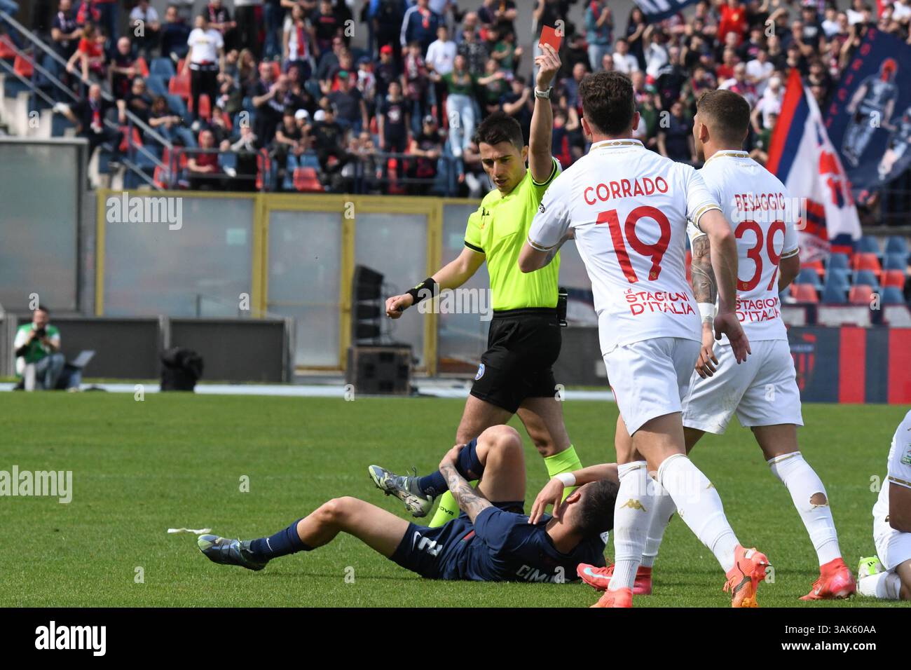 Referee Alessandro Prontera expels Andrea Cistana (Brescia) during ...