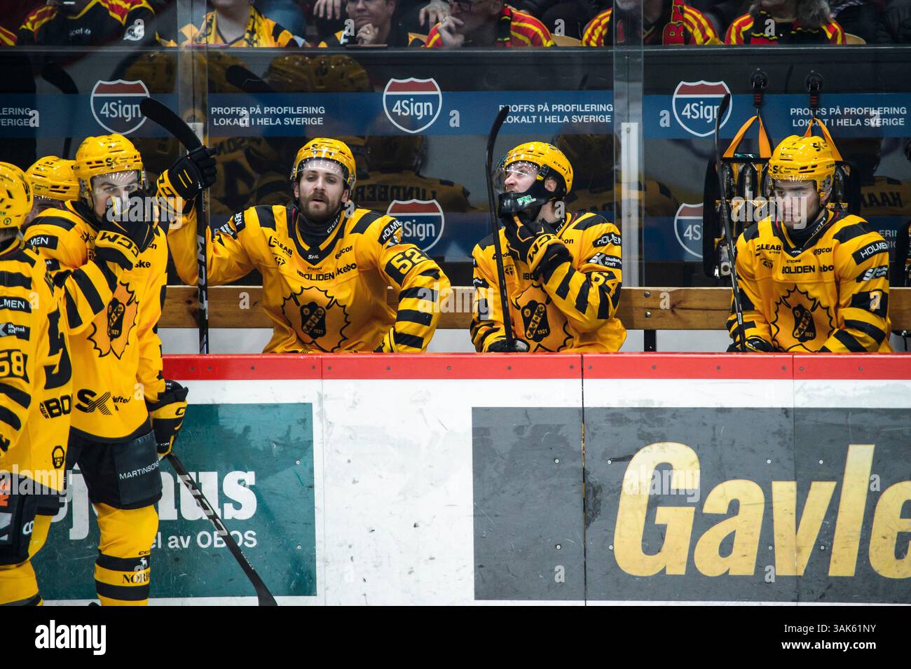 250412 Skellefteås Arvid Lundberg och Jonathan Pudas deppar under semifinal fem i SHL mellan ...