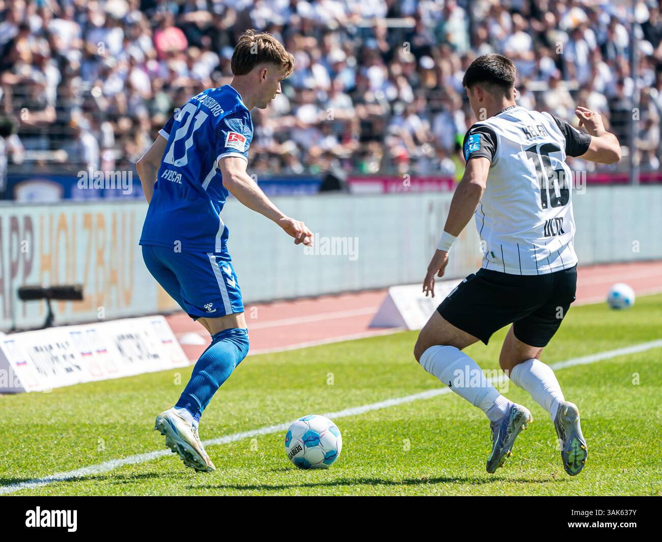 Philipp Hercher (1. FC Magdeburg, #27) im Zweikampf mit Aaron Keller (SSV Ulm 1846, #16), GER ...