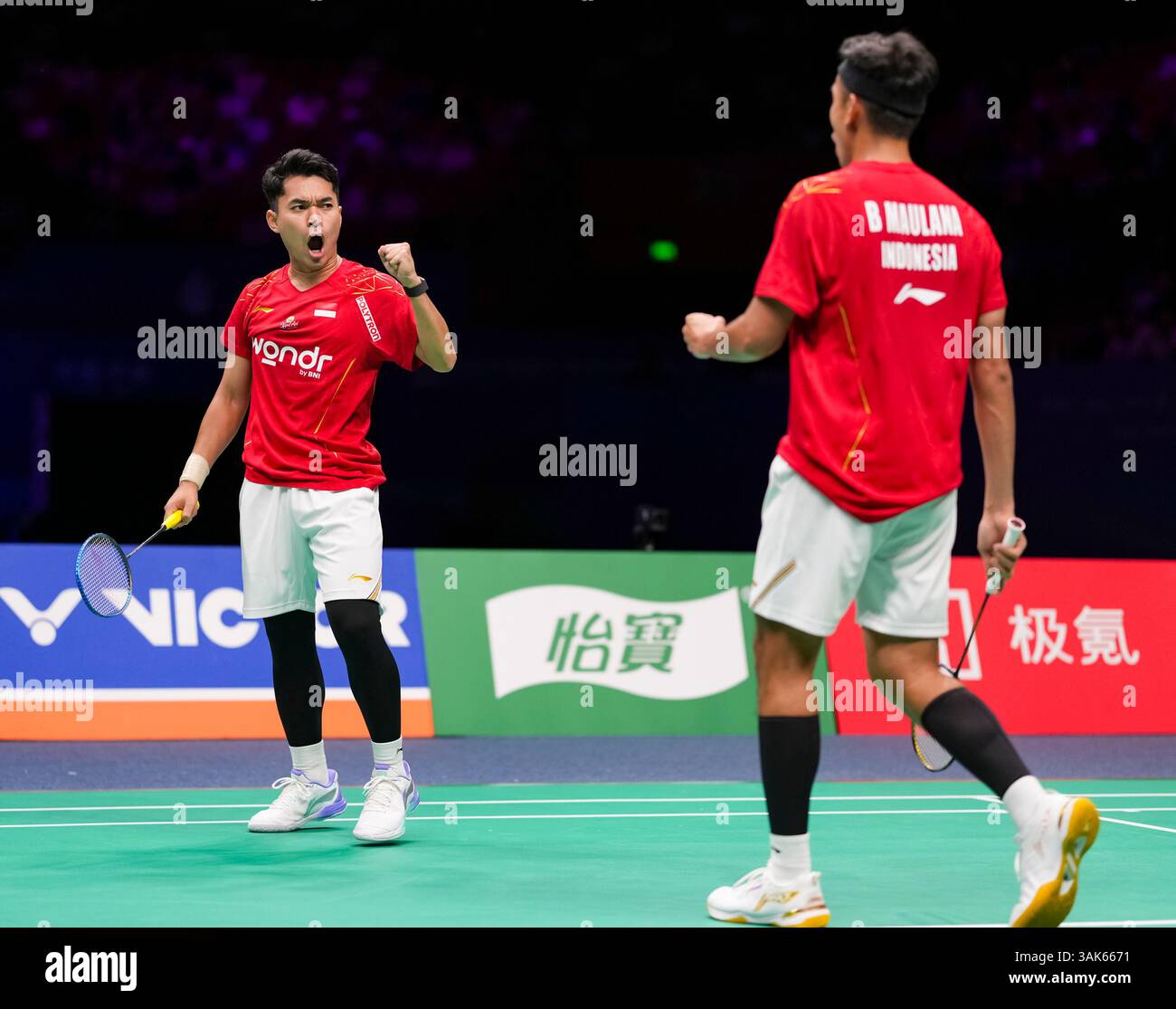 (250412) -- NINGBO, April 12, 2025 (Xinhua) -- Leo Rolly Carnando/Bagas ...