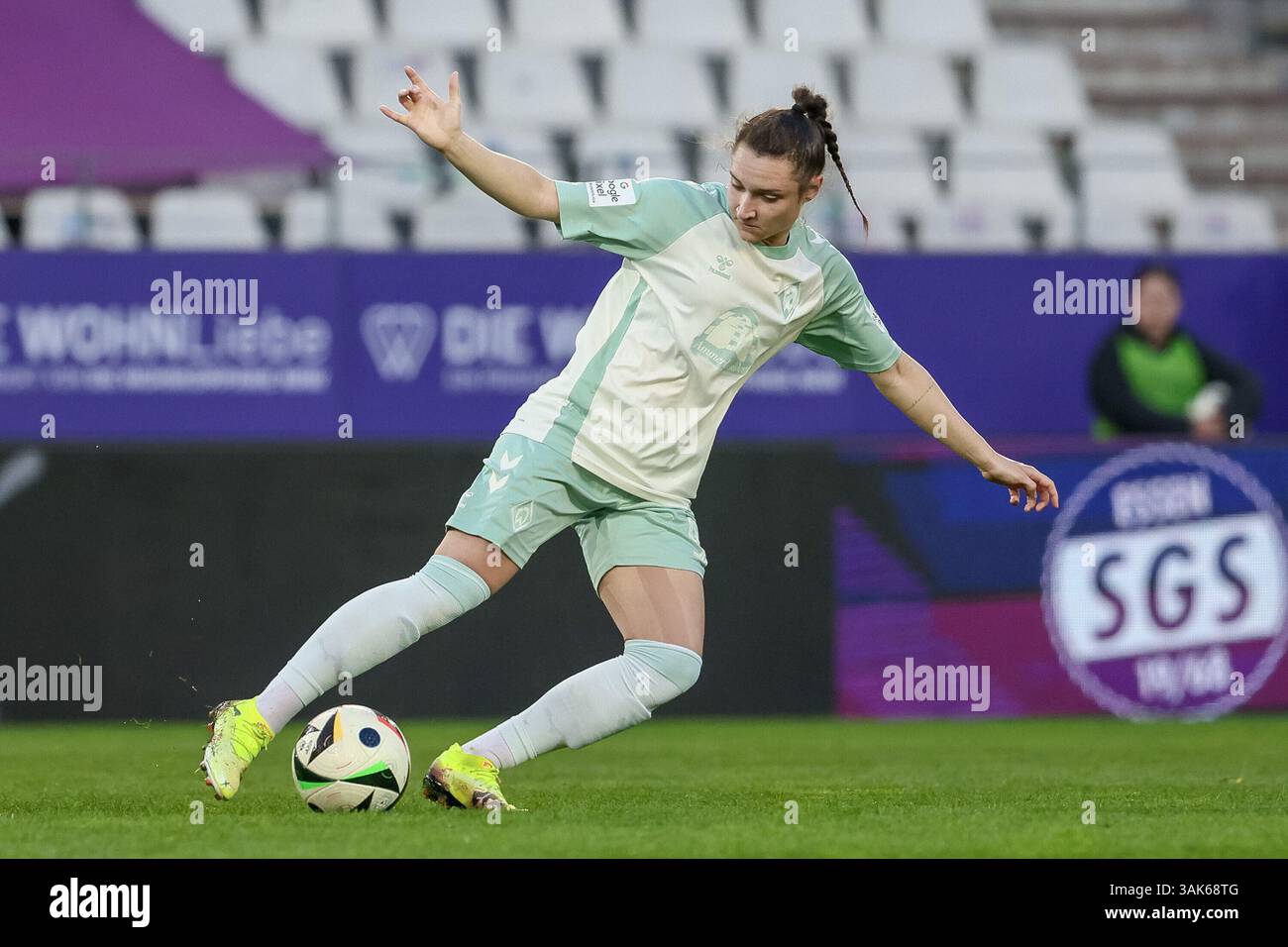 Essen, Deutschland. 11th Apr, 2025. v.li.: Sophie Weidauer (SV Werder ...