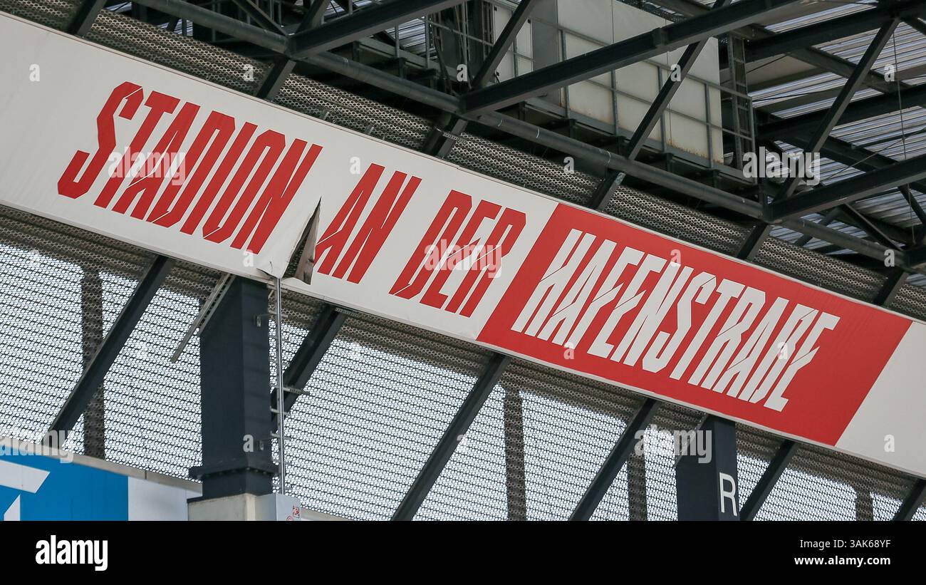 v.li.: Der Schriftzug Stadion an der Hafenstraße an einer Tribüne des ...