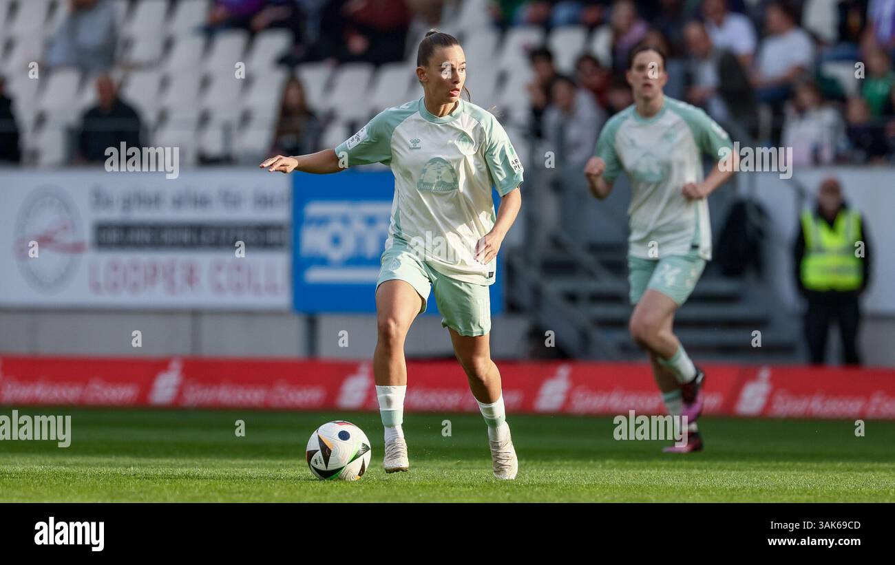 v.li.: Tuana Mahmoud (SV Werder Bremen, 10) am Ball, Einzelbild ...