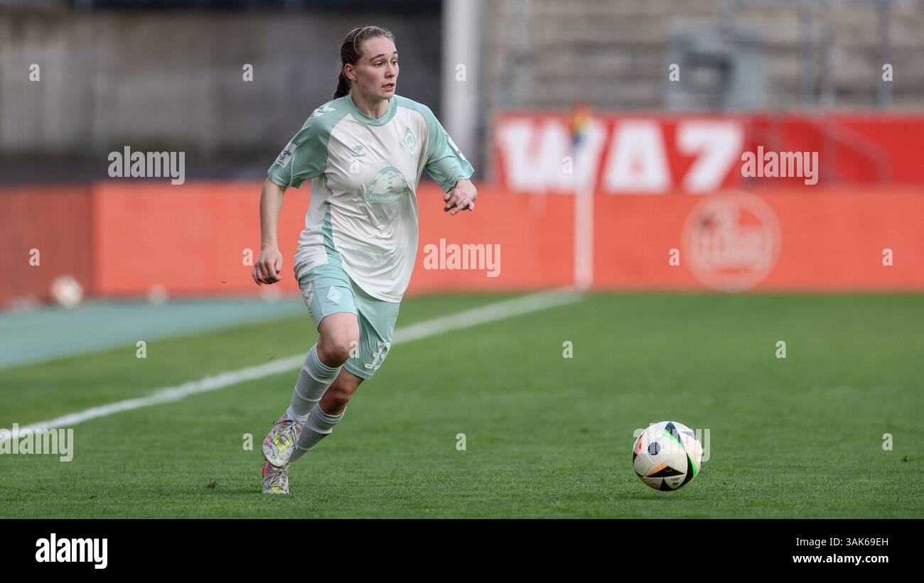 Essen, Deutschland. 11th Apr, 2025. v.li.: Maria Penner (SV Werder ...