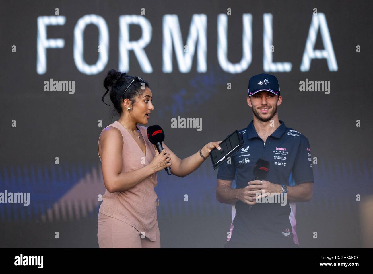 Ariana Bravo (F1 Moderatorin) mit Pierre Gasly (BWT Alpine F1 Team ...