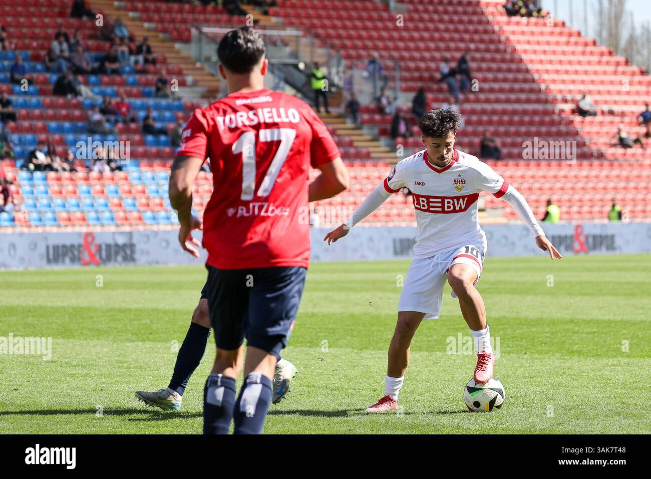 Laurin Ulrich (VfB Stuttgart II U21, #10), GER, SpVgg Unterhaching vs. VfB Stuttgart II U21 ...
