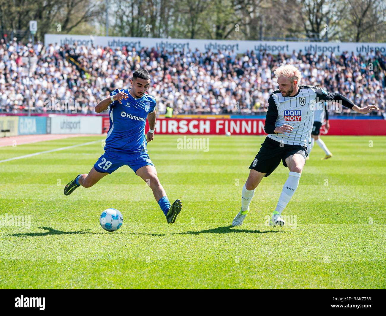 Livan Burcu (1. FC Magdeburg, #29) im Zweikampf mit Philipp Strompf ...