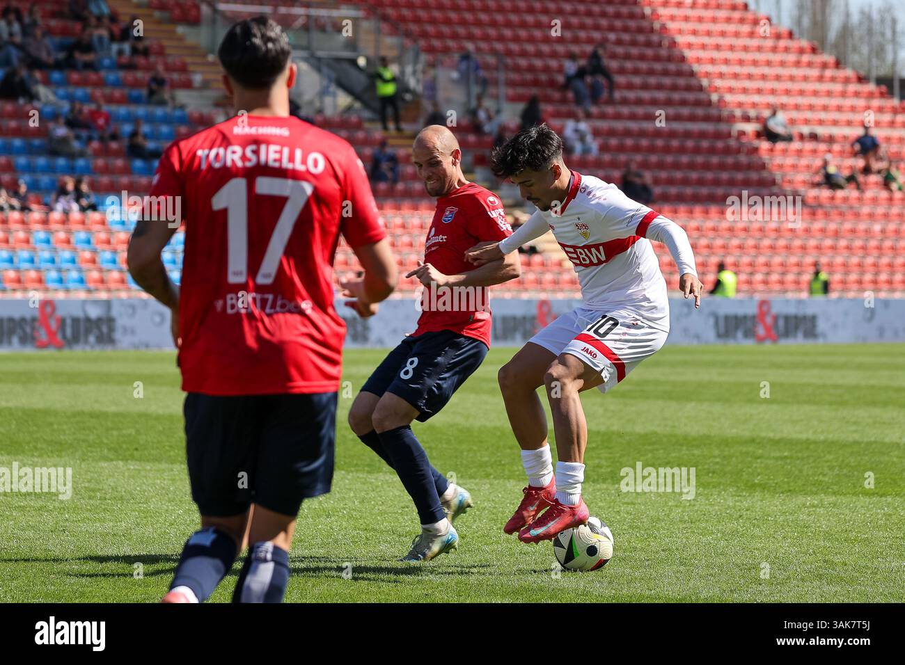 Laurin Ulrich (VfB Stuttgart II U21, #10) mit Manuel Stiefler (SpVgg Unterhaching, #08), GER ...