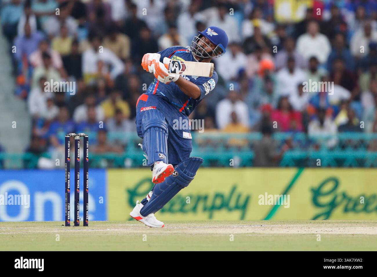 Rishabh pant ipl hi-res stock photography and images - Alamy