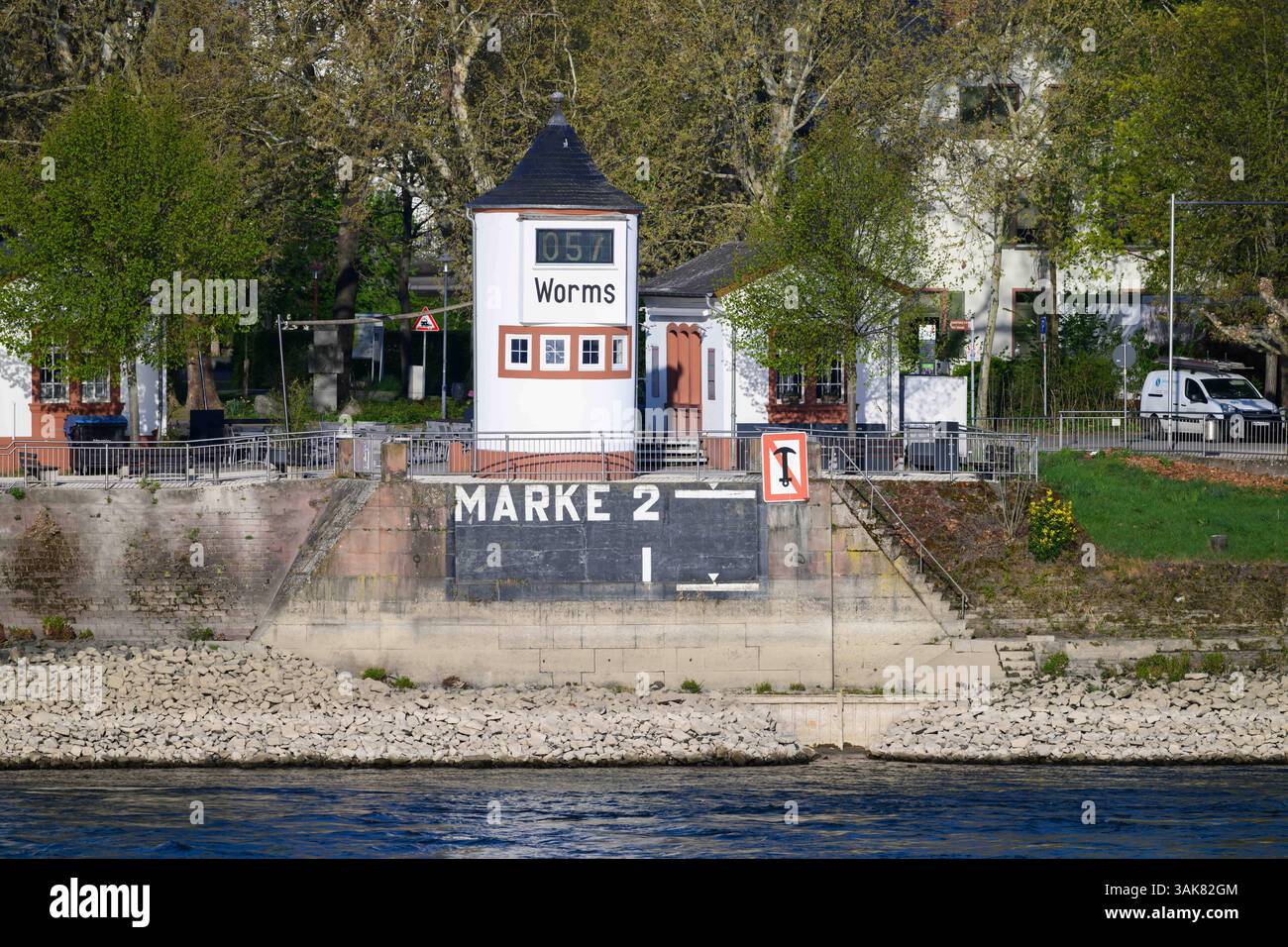 Wenig Wasser im Rhein 12.04.2025 Worms Der Wasserstand des Rhein ...