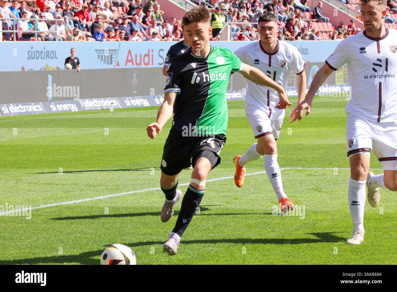 Robin Kalem (Hannover 96 II, Nr.24) auf dem Weg zum Ingolstaedter Tor ...