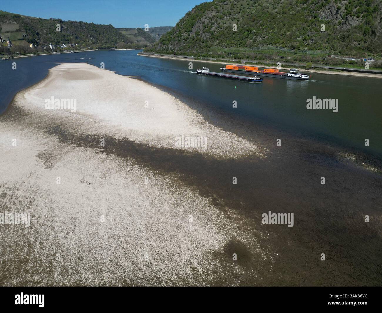 Wenig Wasser im Rhein 12.04.2025 Bacharach Der Wasserstand des Rhein ...