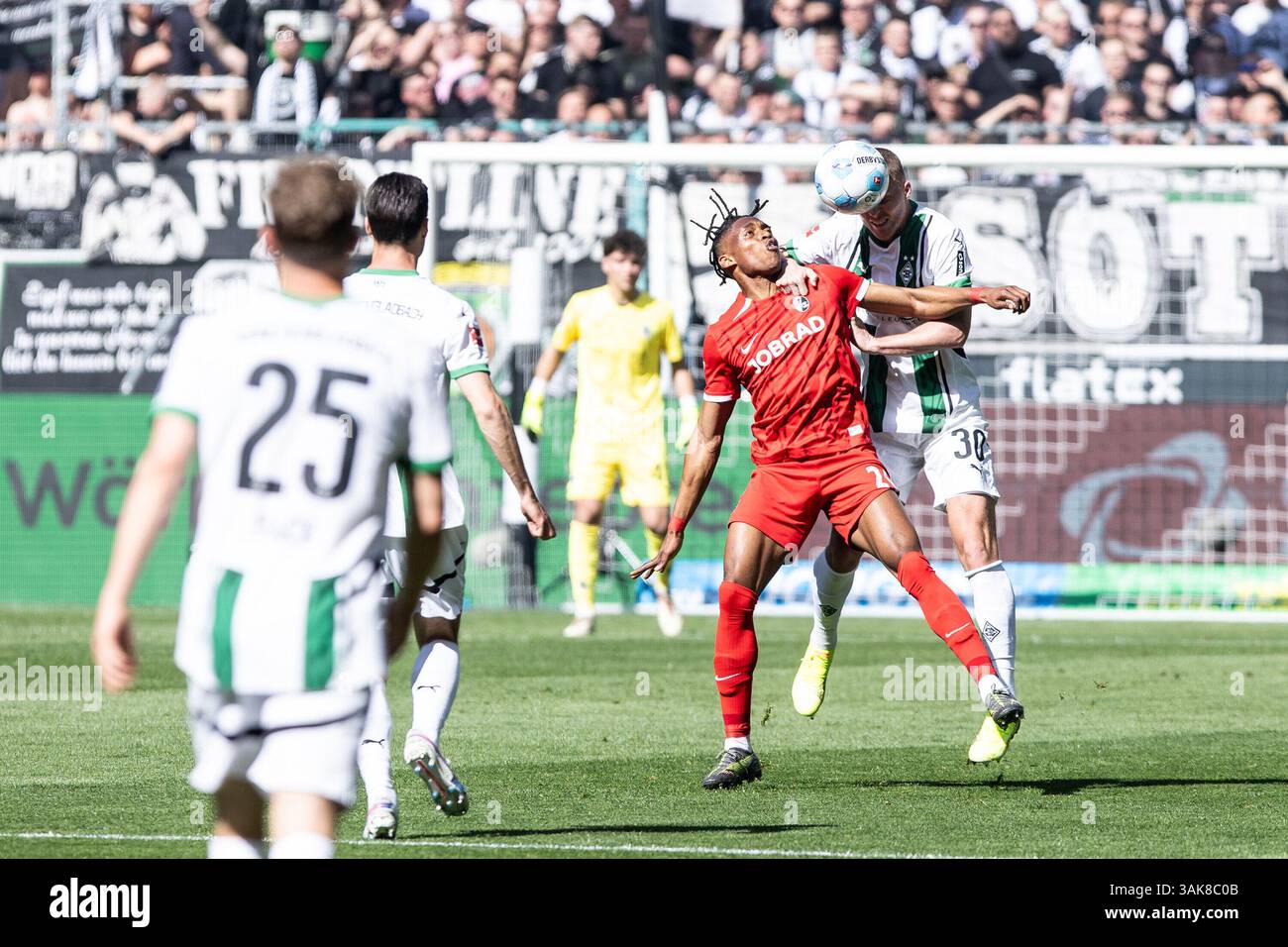 Junior Adamu (SC Freiburg, 20), Nico Elvedi (Borussia M?nchengladbach, 30) 1. Fu?ball Bundesliga ...