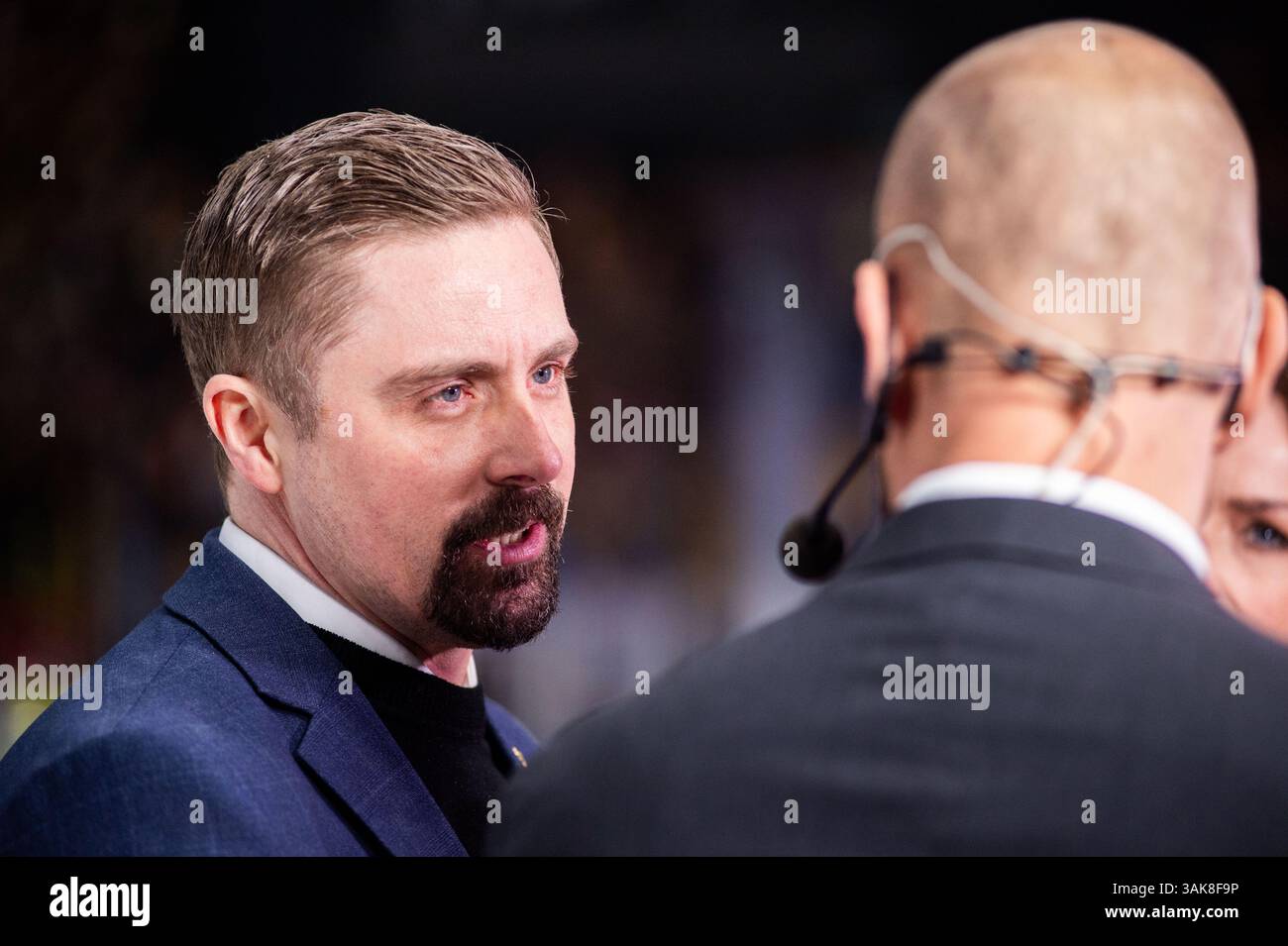 250412 Skellefteås tränare Pierre Johnsson intervjuas av TV4 efter ...