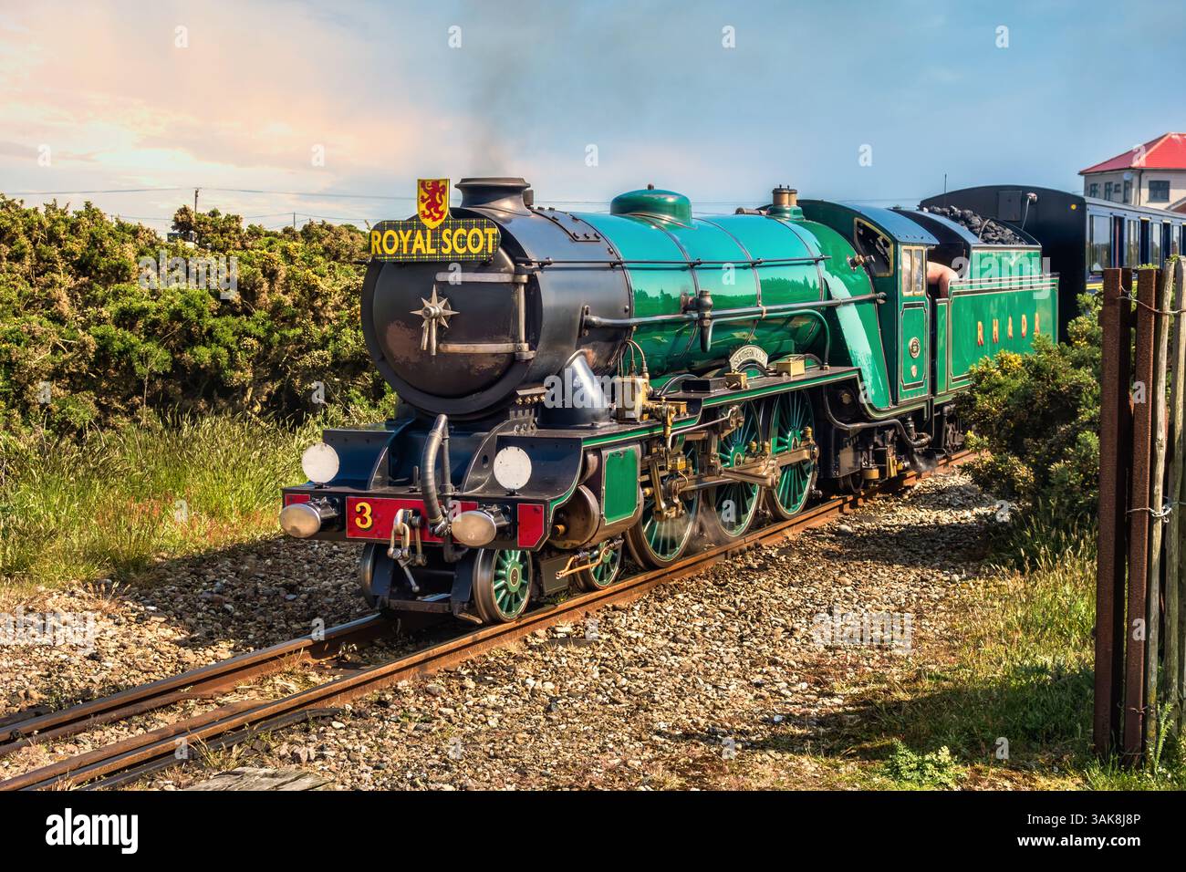 The Southern Maid green steam train departing from Dungeness Station ...