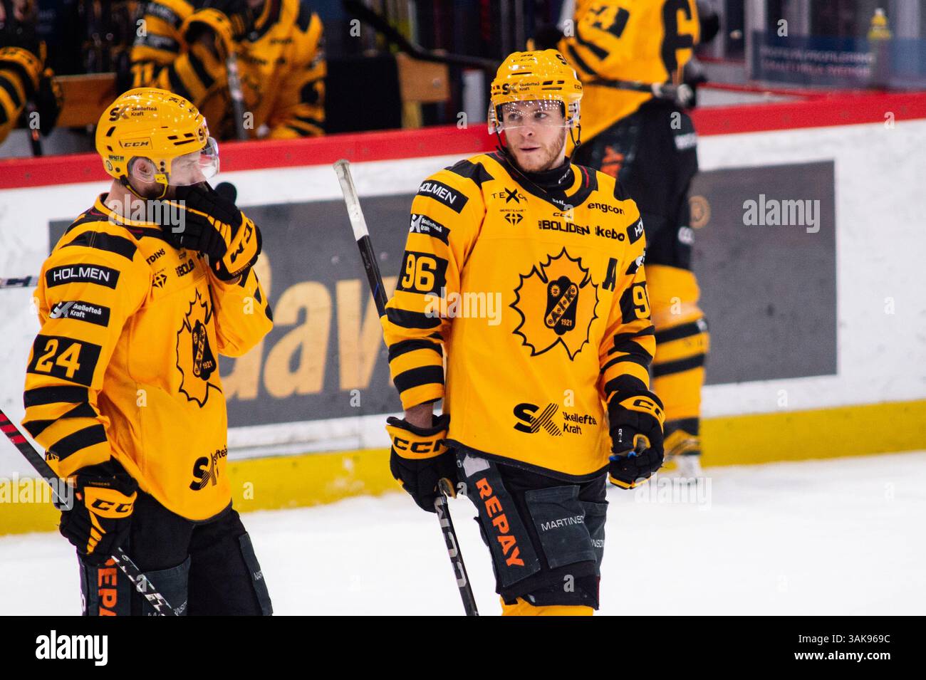 250412 Skellefteås Oscar Lindberg och Rickard Hugg deppar under semifinal fem i SHL mellan ...