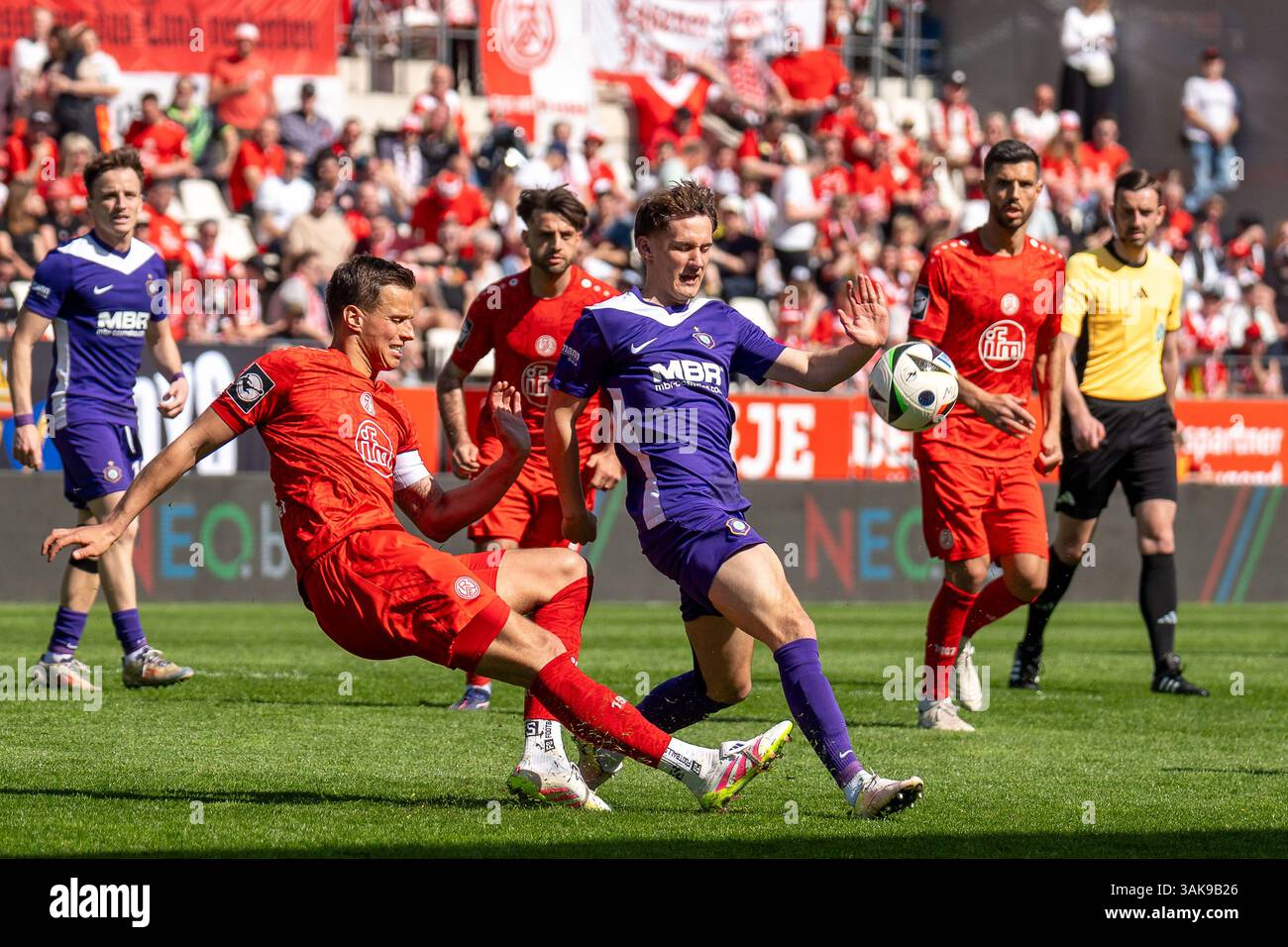 Essen, Deutschland. 12th Apr, 2025. Pascal Fallmann (Erzgebirge Aue ...