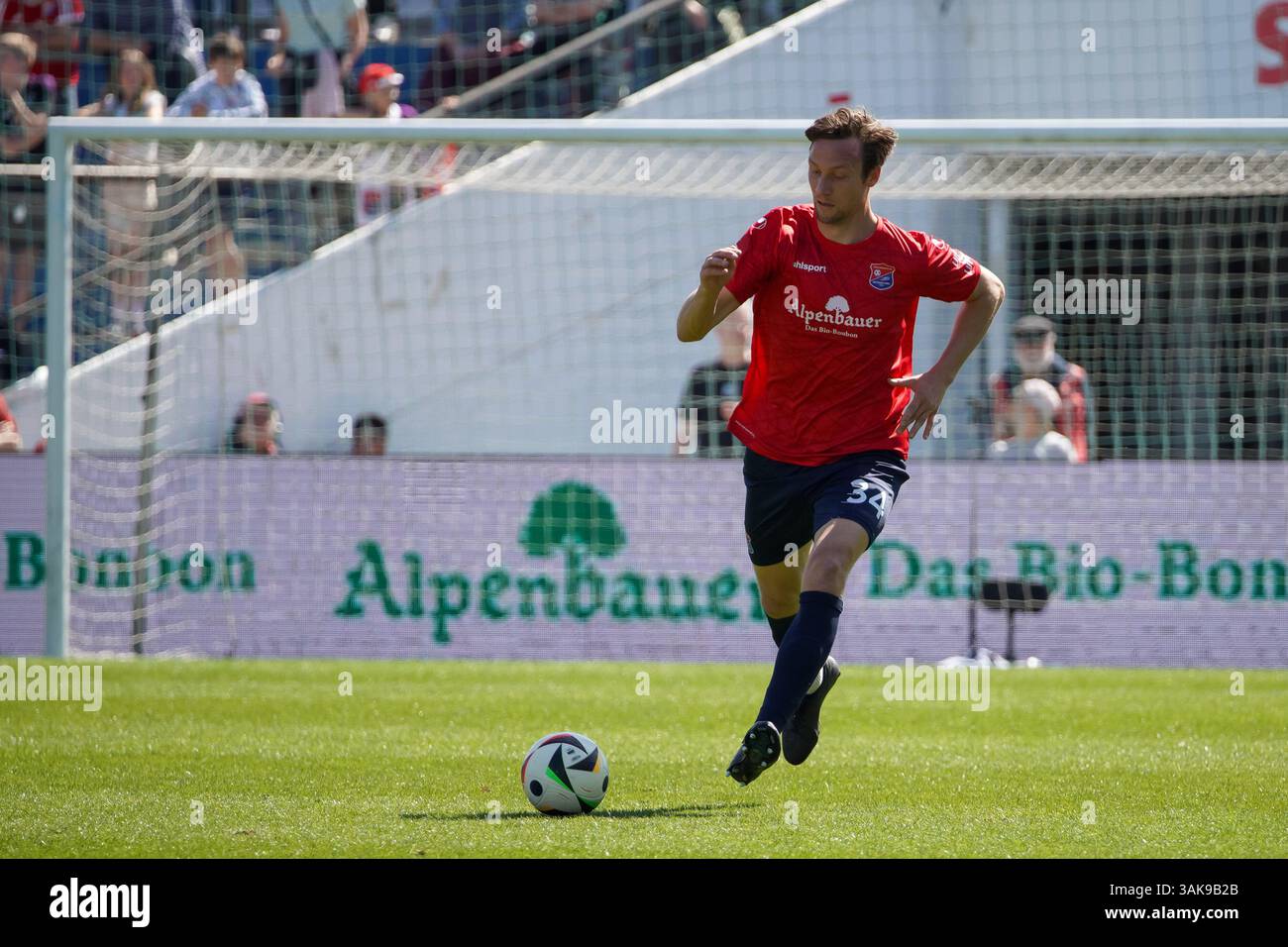 Unterhaching, Deutschland. 12th Apr, 2025. Tim Knipping (SpVgg ...