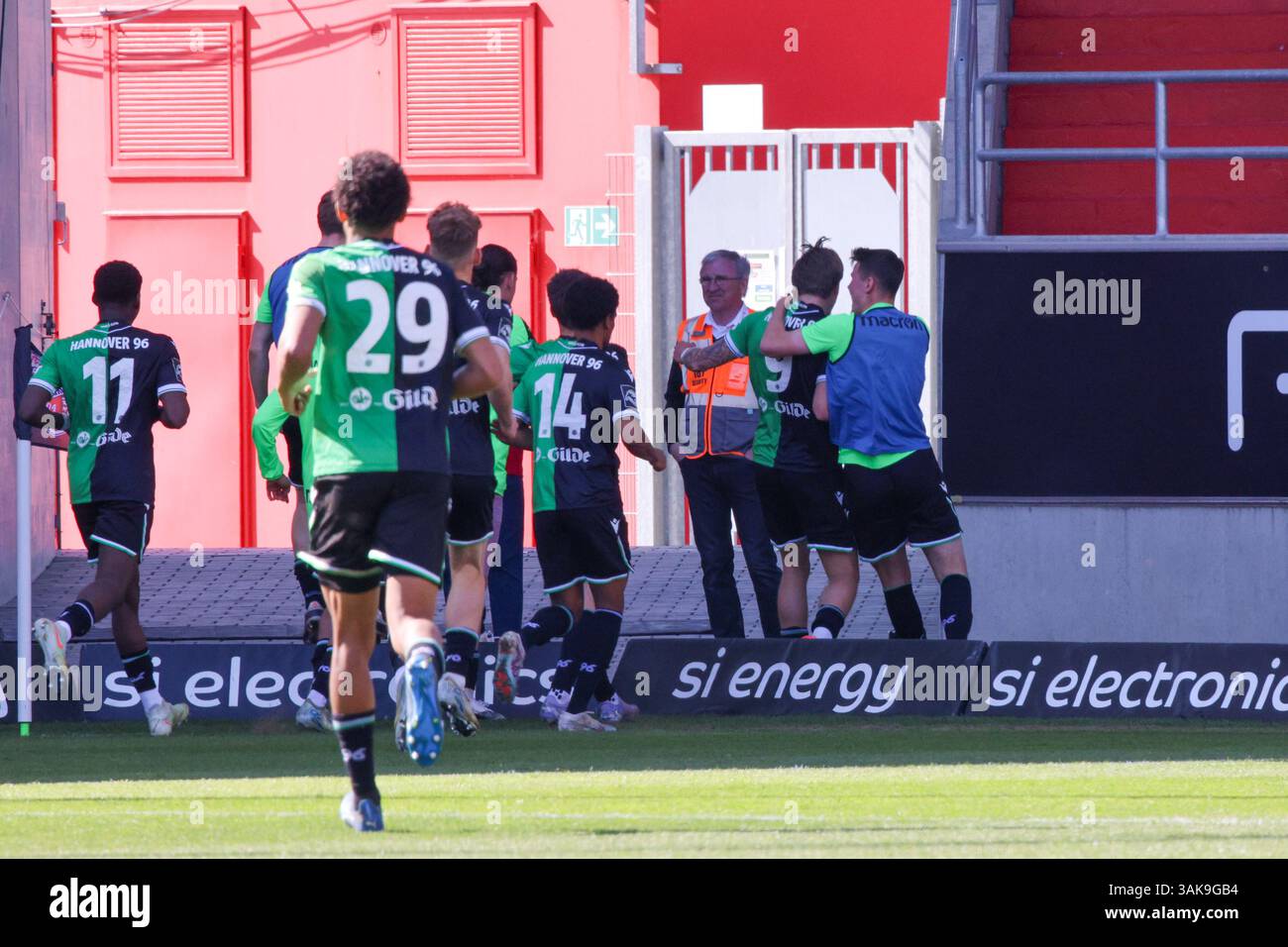 Robin Kalem (Hannover 96 II, Nr.24) freut sich und lauft jubelnd fast ...