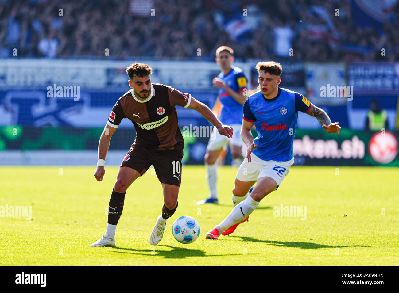 Danel Sinani (FC St. Pauli, #10), Nicolai Remberg (Holstein Kiel, #22 ...