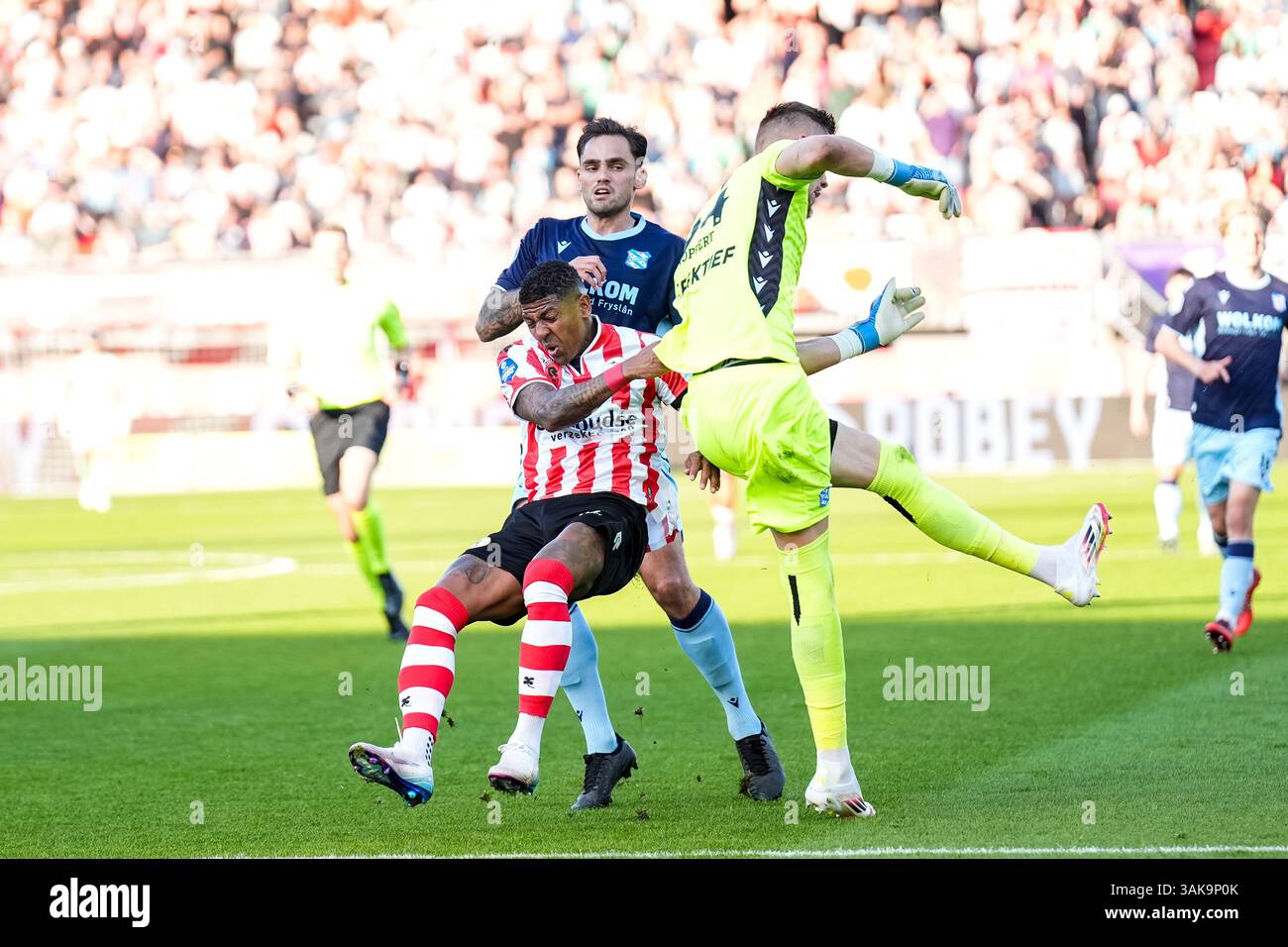 Rotterdam - sc Heerenveen goalkeeper Andries Noppert collides with ...