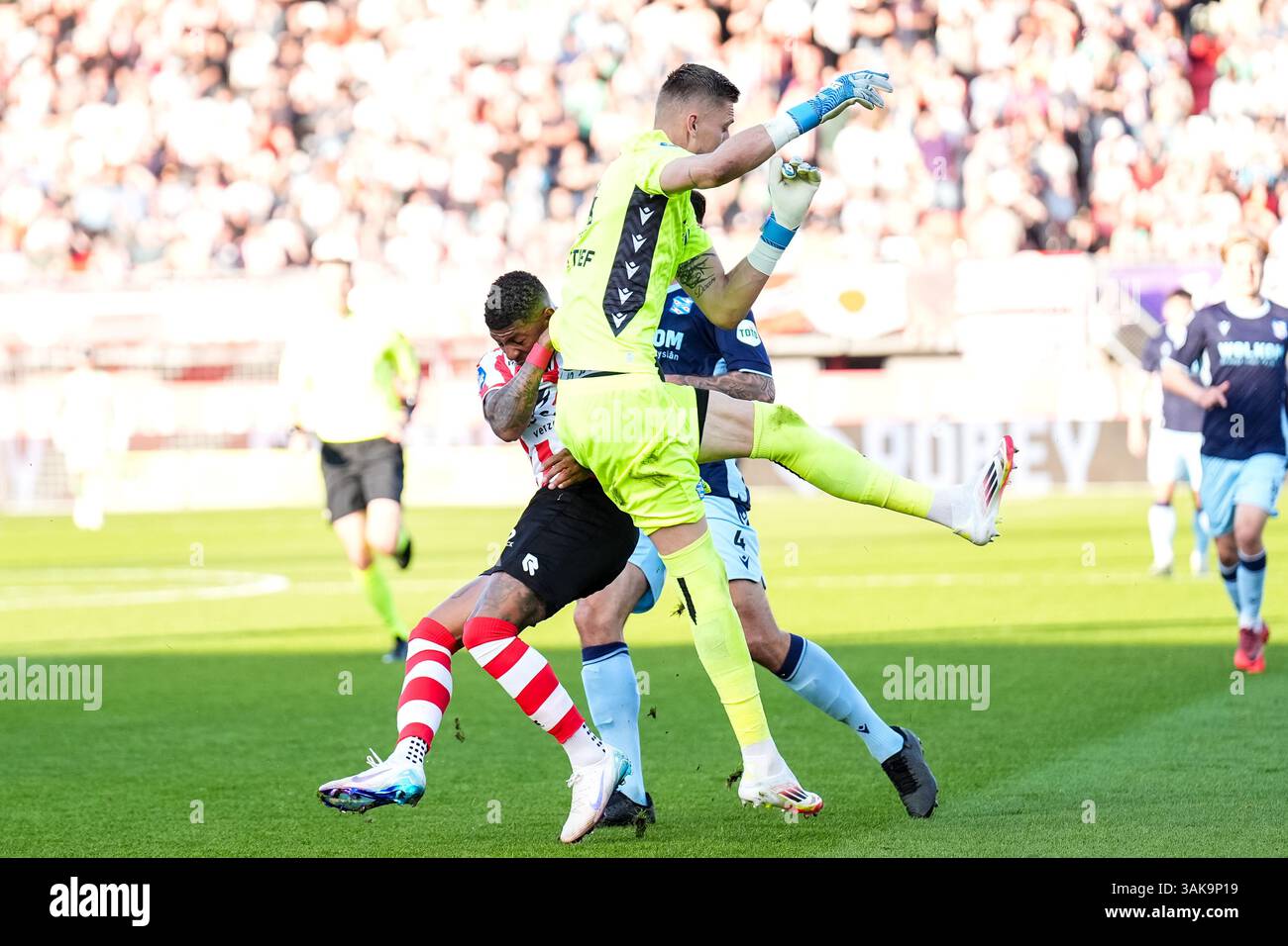 Rotterdam - sc Heerenveen goalkeeper Andries Noppert collides with ...
