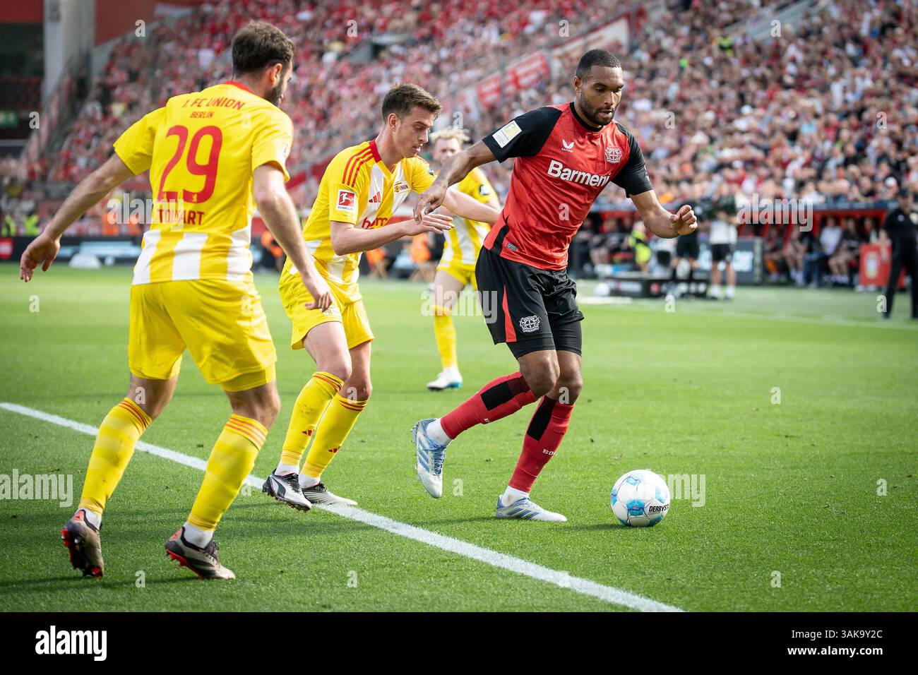 Jonathan Tah (Bayer 04 Leverkusen, 4) gegen Janik Haberer (1. FC Union ...