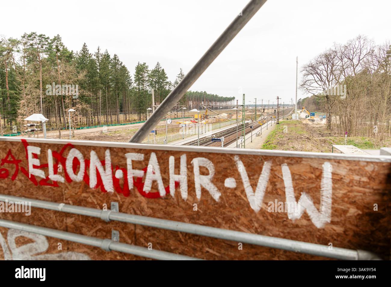 Tesla Takedown Waldspaziergang Auf dem Graffiti am Bahnhof Fangschleuse ...