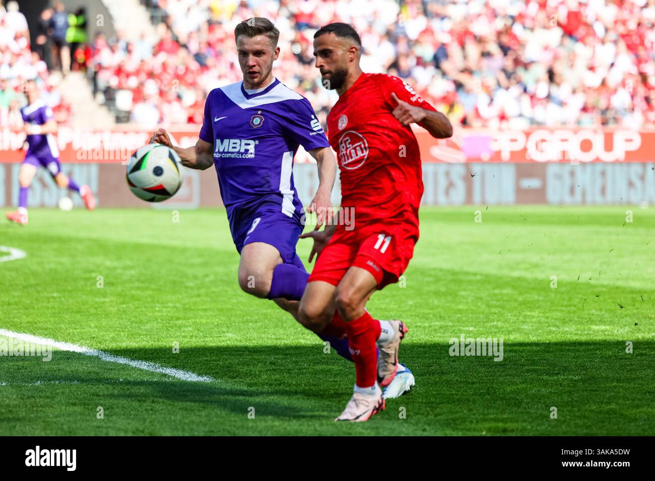 Ramien Safi (RWE) im Laufduell mit Erik Majetschak (Aue) Rot-Weiss ...