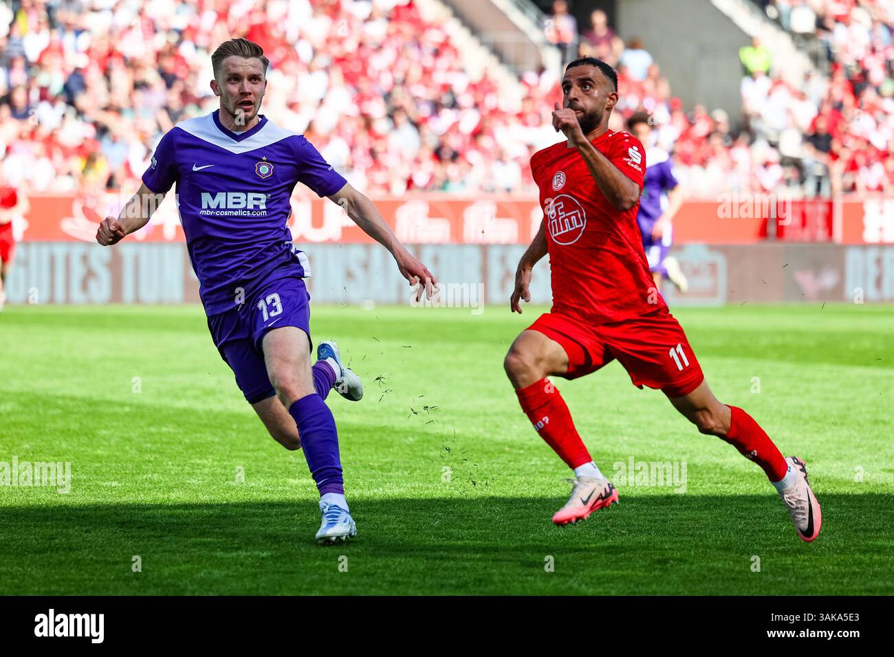Ramien Safi (RWE) im Laufduell mit Erik Majetschak (Aue) Rot-Weiss ...